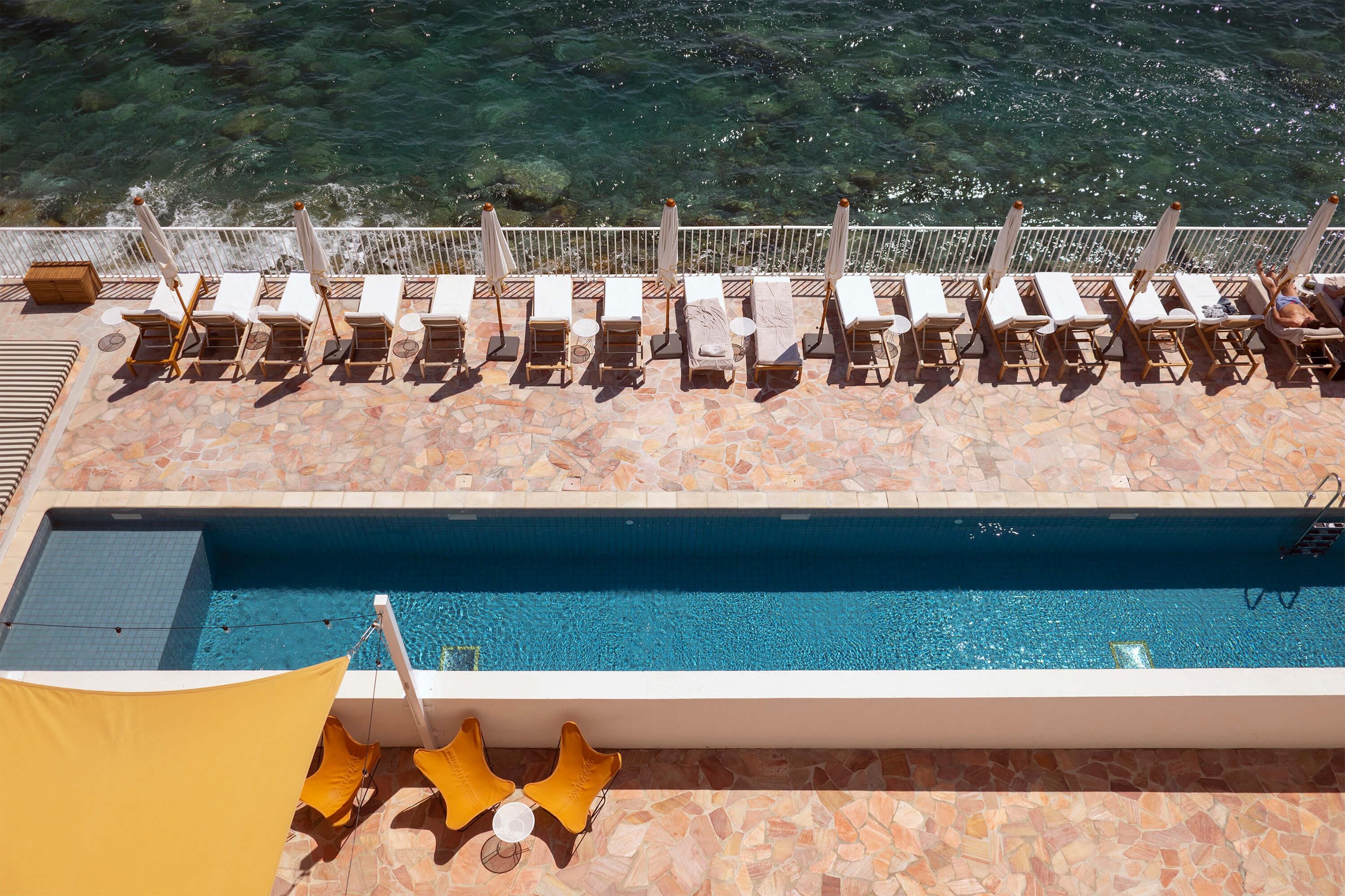 Les Roches Rouges - daaamn.com